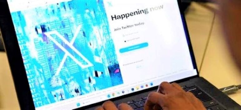 From Twitter to X: Elon Musk Begins Erasing an Iconic Internet Brand ...